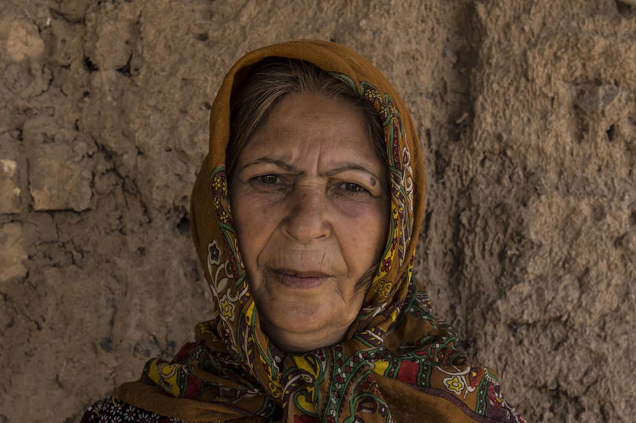 OLD WOMAN DREAM Meaning & Symbolism